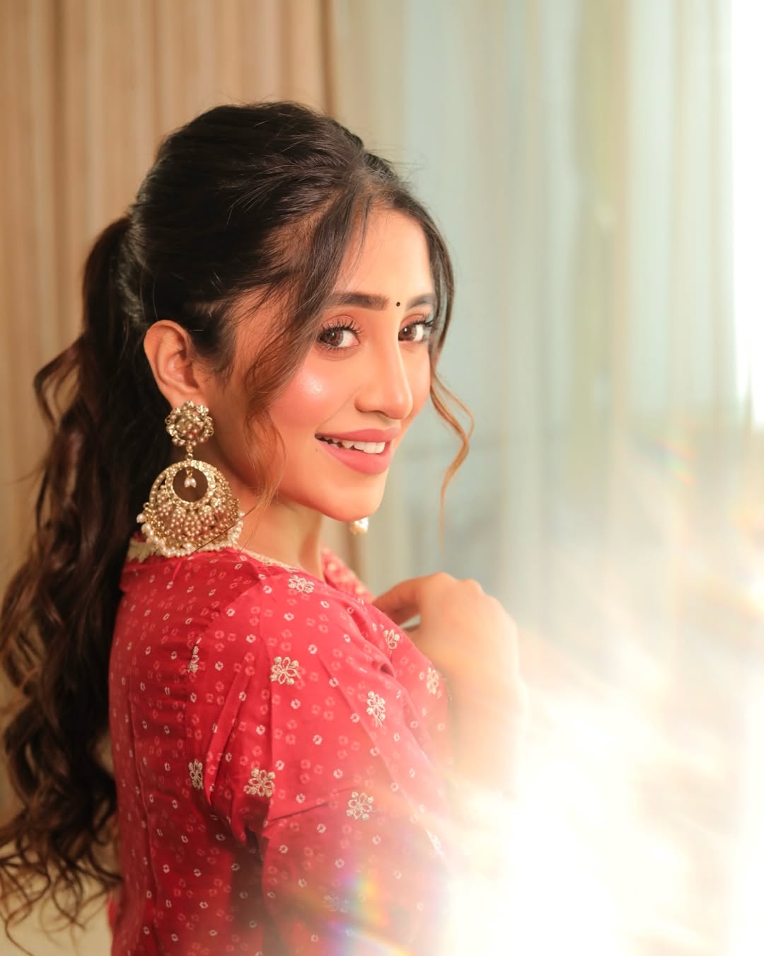 સાદગી અને સુંદરતા: રેડ સૂટમાં Shivangi Joshi નો નવો અંદાજ